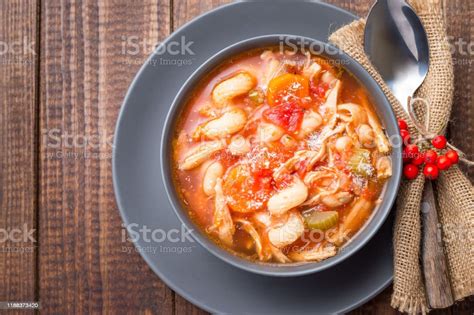 칠면조 파스타 당근 셀러리 토마토 카넬리니 콩을 곁들인 수프 파마산 치즈로 장식 가을 장식으로 테이블에 미국 추수 감사절 수확