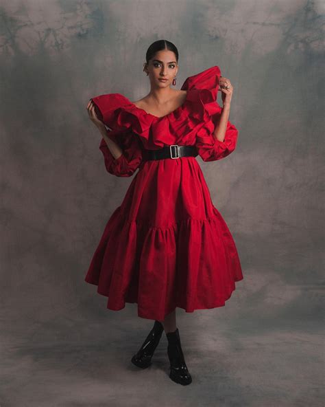 Sonam Kapoor Looks Hot In Tube Corset Top Check Out Her Drool Worthy