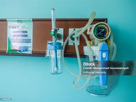 급성 호흡기 질환에서 환자의 호흡 치료를 지원하는 의료 산소 유량계 튜브 2022년 10월 18일 본탕 이스트 칼리만탄 인도네시아 산소에 대한 스톡 사진 및 기타 이미지