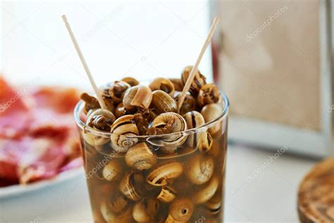 Una Copa Con Caracolillos En Caldo Una Receta Española De Pequeños
