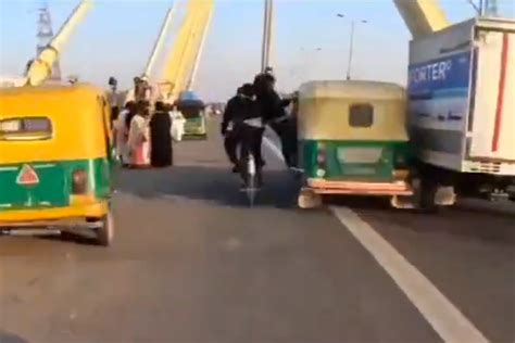 Delhi Traffic Police Autorickshaw In Viral Signature Bridge Stunt