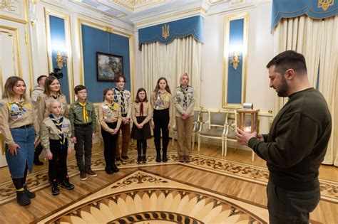 Президентові України передали Вифлеємський вогонь миру — Офіційне