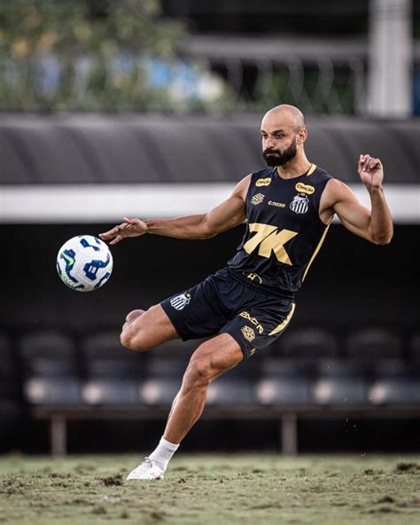 Cléber Xavier surpreende e deixa Thaciano de fora do Santos contra o