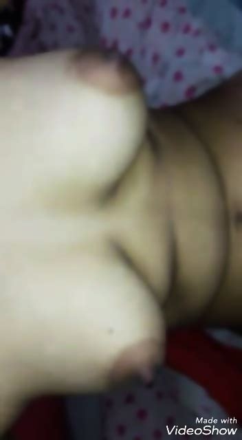 Beautiful Desi Girl Splitting Her Pussy Lips Eporner