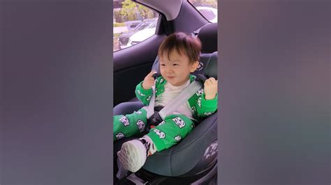 눈웃음이 치명적인 아기💘 카시트에서 까까 먹으며 빵긋빵긋 웃어요 18개월아기 Youtube