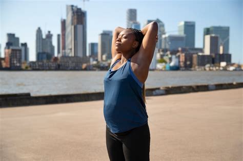 Free Photo Side View Pregnant Woman Doing Sport Outdoors