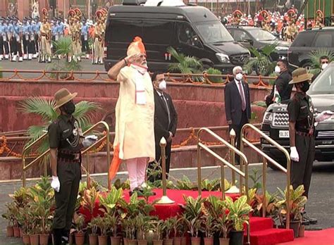 प्रधानमंत्री नरेंद्र मोदी ने लाल किले पर फहराया झंडा