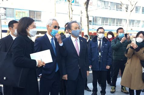 新任の駐日米国大使、京急電車で横須賀を訪問 ジャズ演奏でお出迎え 横須賀経済新聞