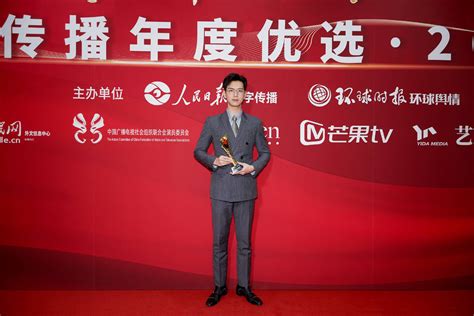 李现出席人民日报活动，灰色西服帅气十足！