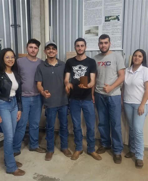 Alunos De Agronomia Participam De Aula Prática De Física Do Solo