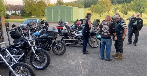 Red Hill Choppers Visit From Wild Boars MC They Stopped For One