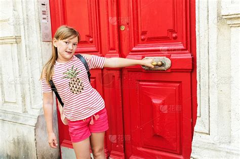 可爱的小女孩背着背包在普罗旺斯的街道上和孩子们一起旅行素材 花瓣网