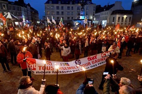 Manifestation Aux Flambeaux Ce Soir à Avranches Contre La Réforme Des
