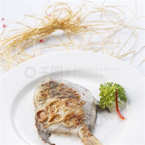 白色瓷盘装的法式铁板银鲳鱼餐饮美食免费下载格式3840像素编号50495684 千图网