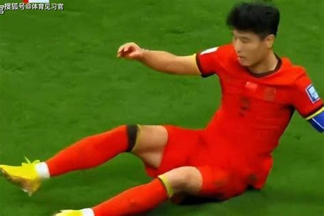 两连败后，国足出线概率被公布！武磊摔倒事件，热度飙升，背后原因被挖！比赛球员草皮