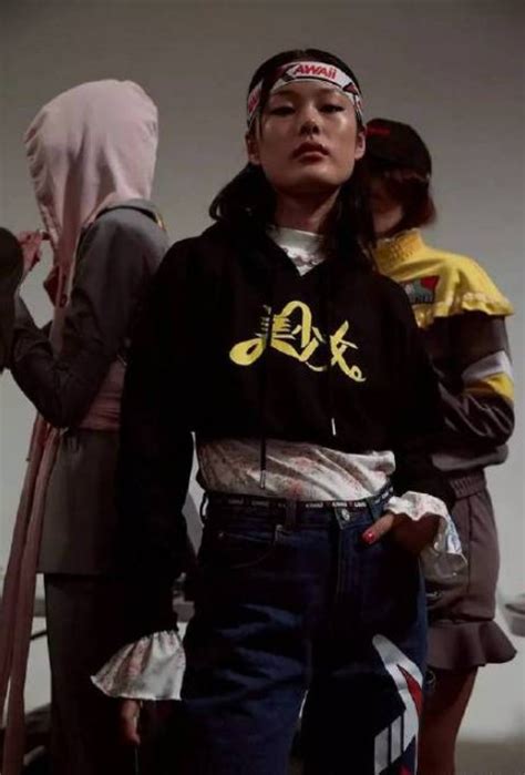 多读书真的有好处 老外穿起带汉字衣服后的雷人效果新浪游戏手机新浪网