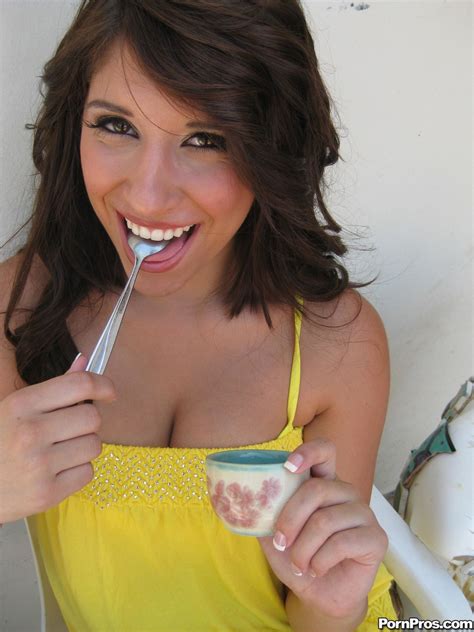 Брюнетка Майли Энн демонстрирует свои натуральные сиськи попку и гибкое тело в помещении