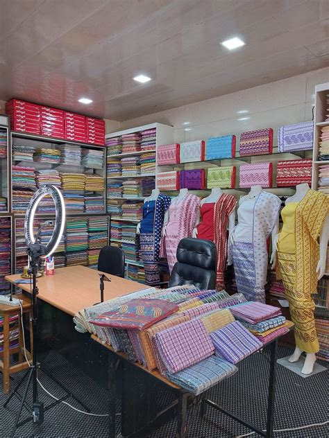 Well Fine Online Shop ဟလို ဟလို ချလစ်တို့ရေ ဒီည ၈ နာရီ နှင်းဆီပန်းခင်းထဲကို တူတူ ခုန်ပေ