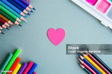 드로잉과 창의성을 주제로 한 플랫 레이 색연필 수채화 펠트 펜 핑크 하트 텍스트를 위한 장소 0명에 대한 스톡 사진 및 기타 이미지 Istock
