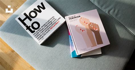 파란 소파 위에 앉아 있는 책 사진 Unsplash의 무료 거실 이미지