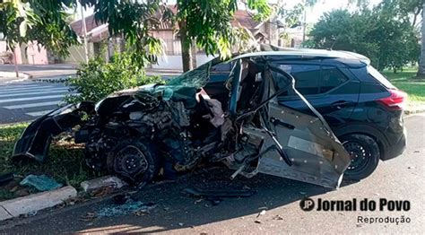 Homem Foge De Hospital Psiquiátrico Furta Carro E Bate Em árvore Na