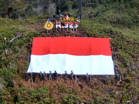 Satgas Yonif 323 Buaya Putih Kibarkan Bendera Raksasa Di Atas