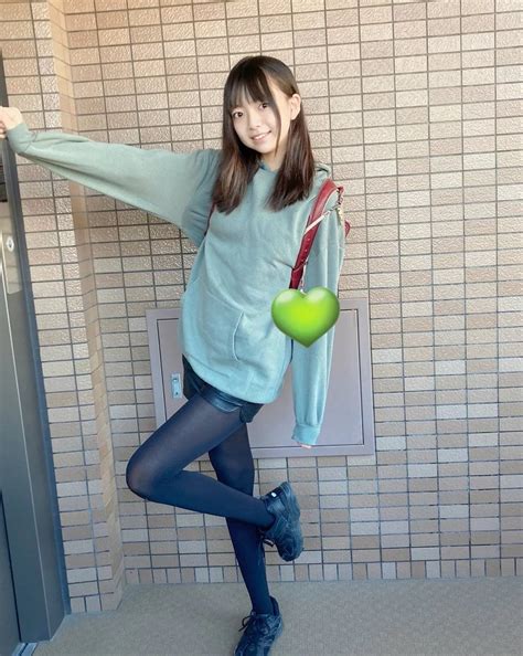 【画像】jsモデルさん、えちえちな黒タイツを履いて元気に登校