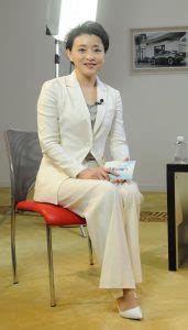 女主持人杨澜身穿白西装白高跟裤里有肉丝 1图 图集 名腿网