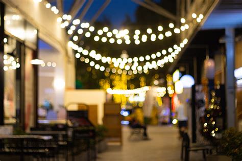 야간 축제 시즌에 정원에 나무에 매달려 흐린 이미지 장식 야외 문자열 조명 장식 크리스마스 조명 행복한 새해 매달기에 대한 스톡 사진 및 기타 이미지 Istock