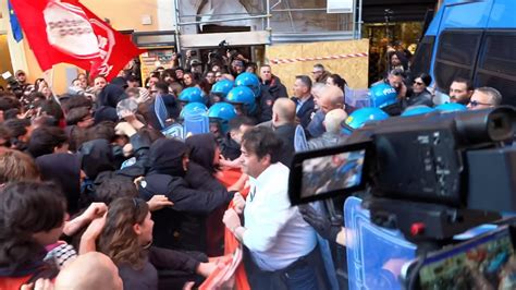 Manifestazione Contro Il Decreto Sicurezza A Roma Scontri Durante Il Corteo Le Immagini Il