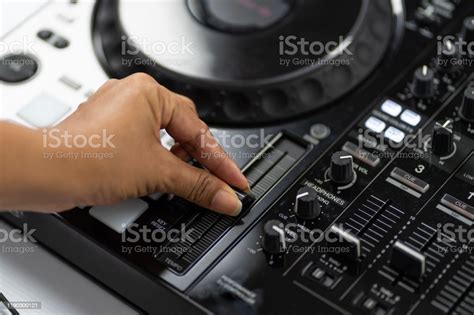 전문 사운드 믹서에 트랙을 믹싱 Dj의 손 음악을 재생 하는 여자 디스크 기수의 손가락에 유행 반지입니다 클로즈업 손잡이 및