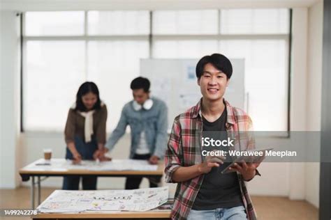 Tim Pengembang Ux Dan Desainer Ui Brainstorming Antarmuka Desain