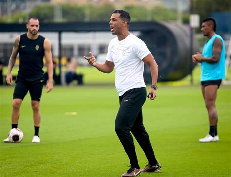 Lázaro promove treino tático no Corinthians e foca em aspecto ofensivo