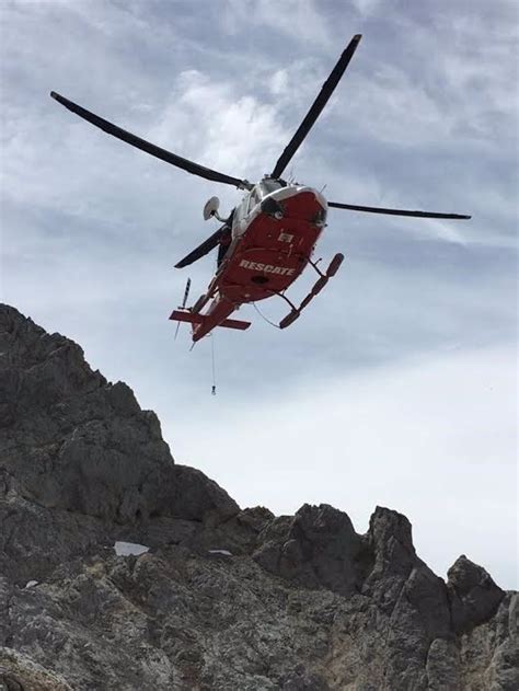 El Helicóptero Rescata A Dos Senderistas Perdidos En Picos