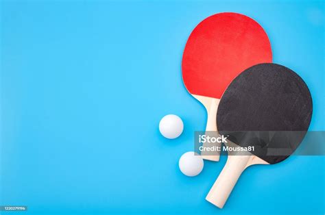 탁구 레슨과 복사 공간 파란색 배경에 고립 된 빨간색과 검은 색 탁구 또는 탁구 패들 경쟁 도전 개념을 승리 탁구에 대한 스톡 사진 및 기타 이미지 Istock