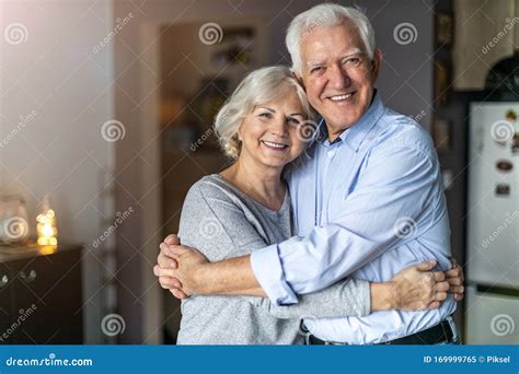Feliz Pareja De Ancianos En Su Casa Imagen De Archivo Imagen De