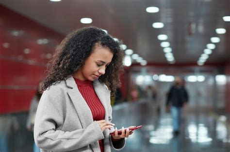 Mujer Joven Leyendo Un Mensaje De Texto Subiendo Las Escaleras