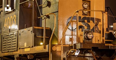 고층 건물 앞 선로에 앉아 있는 기차 엔진 사진 Unsplash의 무료 수송 이미지