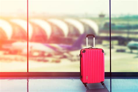 공항 출발 라운지 배경 여름 휴가 개념 공항 터미널 대기 지역에서 여행자 가방에 비행기에서 분홍색 가방 공항에 대한 스톡 사진