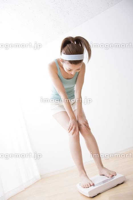 体重計に乗る女性の写真素材 24001676 イメージマート
