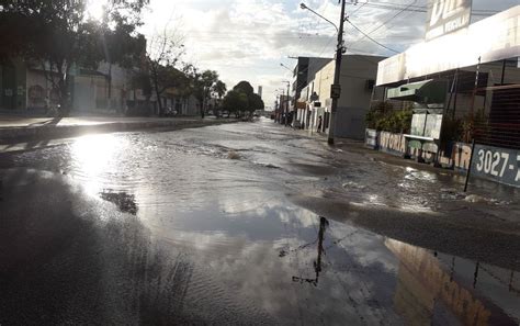 Vazamento na rede da Deso deixa três bairros sem água em Aracaju Sergipe G1