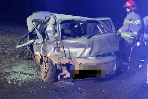 Groźny wypadek na drodze wojewódzkiej Jedna osoba była zakleszczona w