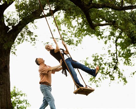 Более 690 работ на тему Swing Senior Adult Swinging Couple стоковые фото картинки и