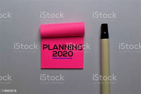 2020 년 계획은 스티커 메모에 쓰기 흰색 테이블 배경에 격리 0명에 대한 스톡 사진 및 기타 이미지 0명 1월