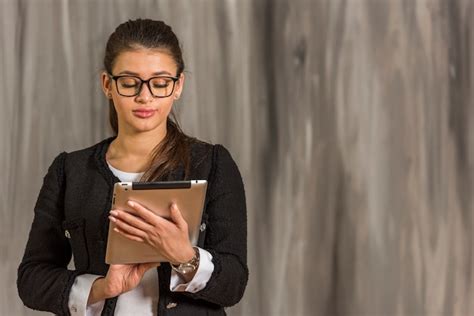 Free Photo Brunette Businesswoman Using Her Tablet