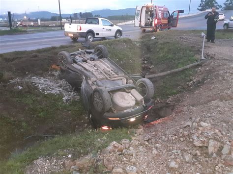 Homem De Anos Colide Carro Contra Poste Na BR