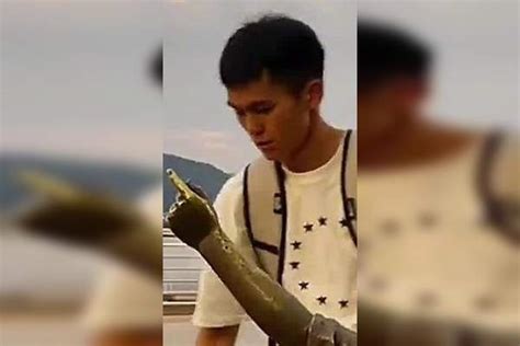 男孩看到路边雕塑他的做法让人吃惊网友快乐就这么简单 雕塑 做法 男孩