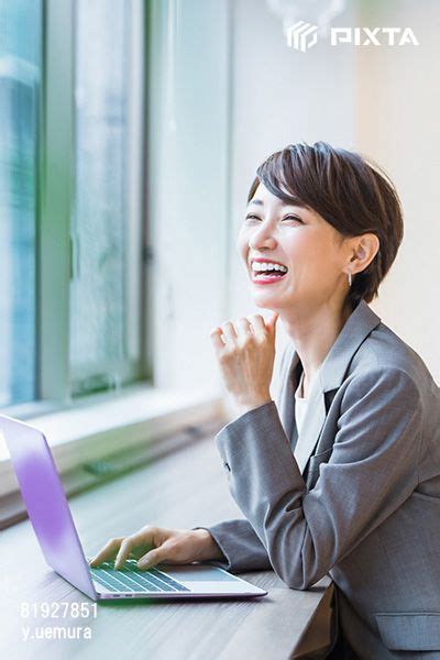 パソコンで仕事をする笑顔の女性 ビジネスポートレート 写真 素材 コーポレートサイト デザイン