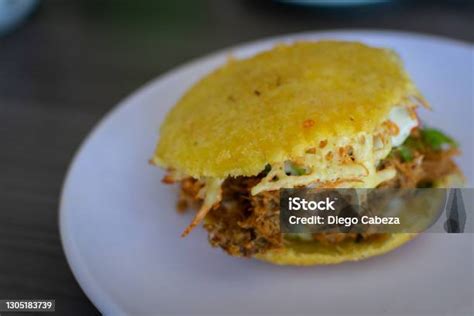 라틴 아메리카의 전형적인 맛있는 베네수엘라 음식 흰색 접시에 테이블에 아레파 0명에 대한 스톡 사진 및 기타 이미지 0명