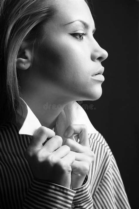 Perfil De La Mujer Joven Con El Pelo Que Se Convierte Imagen De Archivo